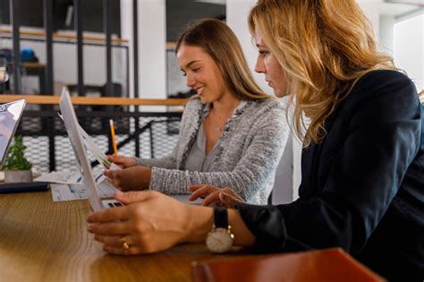 회의 중 프로젝트 리포트를 검토하는 두 명의 부지런한 사업가 여자에 대한 스톡 사진 및 기타 이미지 여자 여자만 팀워크 Istock