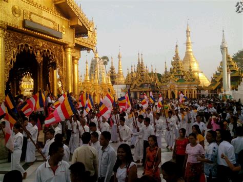 ေရႊတိဂုံေစတီ ကဆုန္လျပည့္ ေညာင္ေရသြန္းေလာင္းလွဴပြဲ ဓာတ္ပုံ