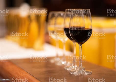 바 카운터에 차가운 맥주 잔과 와인의 그룹과 장식을위한 여유 공간 맥주에 대한 스톡 사진 및 기타 이미지 맥주 선술집