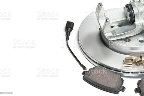 새로운 브레이크 디스크 브레이크 캘리퍼 및 브레이크 패드가 차량을 위한 설정되었습니다 복사 공간이 있는 흰색으로 격리됩니다 0명에 대한 스톡 사진 및 기타 이미지 Istock