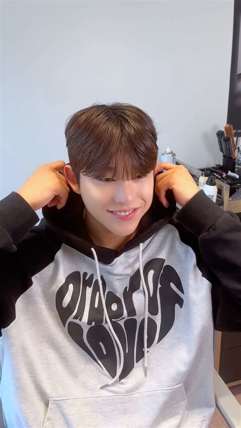 There 청담점 대열 남자펌 • 남자머리 • 시스루댄디컷 딋볼륨이 없는 분들 볼룸감있게 살리는 법 ️4호~5호 준비 뒷 볼륨 없는 부분을 잡고 돌돌 말아준 후