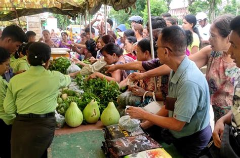 ရခိုင်ပြည်နယ်၊ စစ်တွေမြို့ ရှိ မုန်တိုင်းဒဏ်သင့်ပြည်သူများအား ဆန်၊ ဆီ၊ ဆား၊ ကြက်ဥ၊ ဟင်းသီးဟင်းရ