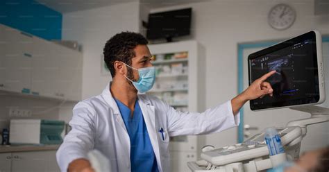 젊은 의사가 클리닉에서 초음파 장비를 사용하여 환자를 검사하고 있습니다 사진 Unsplash의 기술 이미지