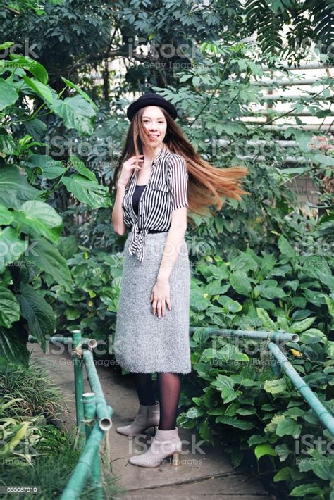 아름 다운 긴 밤 머리에 검은 모자는 온실에 있는 열 대 식물 중에서 포즈 걷기에 대한 스톡 사진 및 기타 이미지 걷기 검은색 긴 머리 Istock