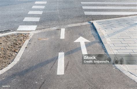 안전 운전을위한 방향 포인터 또는 표시기로 자동차 도로와 활주로 횡단면에 자전거 차선에 그려진 흰색 화살표 기호 0명에 대한