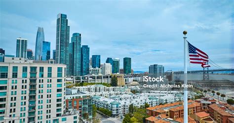 애국적인 샌프란시스코 캘리포니아 공중 아파트 호텔 오클랜드 베이 브리지와 미국 국기가 있는 고층 빌딩 0명에 대한 스톡 사진 및 기타 이미지 Istock