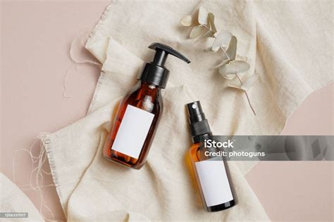 베이지 색 직물에 갈색 호박 색 유리 병 모형 플랫 레이 상단 보기 헤어 로션 유기농 샴푸 바디 스프레이용 화장품 포장 디자인 0명에 대한 스톡 사진 및 기타 이미지