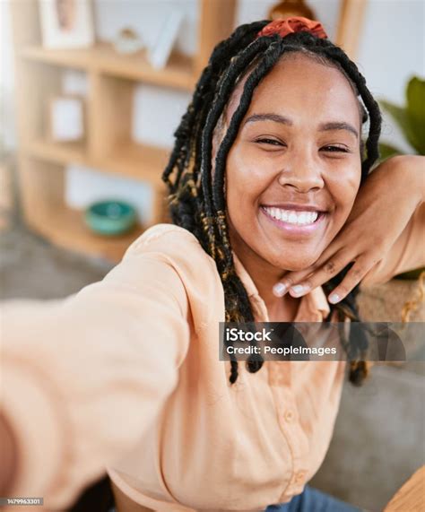 셀카 미소 그리고 집에서 편안하고 차분하며 만족하는 아름다운 여성의 초상화 행복하고 귀엽고 아침에 행복 자신감 및 권한 부여를 위해 사진을 찍은 소녀의 얼굴 20 24세에