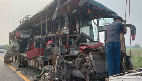 യാത്രാബസ് ടാങ്കറുമായി കൂട്ടിയിടിച്ചു 18 മരണം മുപ്പതോളം പേർക്ക്