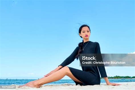 Стокове фото Приваблива Молода Жінка Що Стоїть На Білому Піску — Завантажте зображення зараз