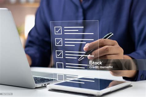 비즈니스 성과 모니터링 및 평가 개념 평가 받기 노트북 및 태블릿을 사용하는 비즈니스맨 온라인 체크리스트 설문 조사 디지털 체크리스트 작성 확인란이 있는 설문지 가상현실에