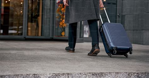 공항 터미널에서 여행 가방을 들고 휴가 또는 출장 시 체크인을 서두르는 남자의 클로즈업 사진 Unsplash의 여행용 수하물 이미지