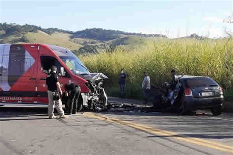 Batida Entre Carro E Van Deixa Um Morto Na Br 116