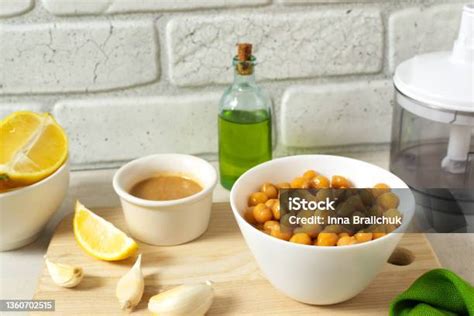 허머스를 만들기 위한 재료 삶은 병아리콩과 타히니 마늘 레몬 버터 전통적인 중동 요리 단계별 명령입니다 가로 방향입니다 0명에 대한 스톡 사진 및 기타 이미지 Istock