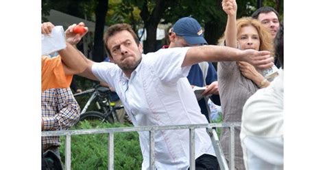 Двама задържани на сутрешното кафе пред парламента