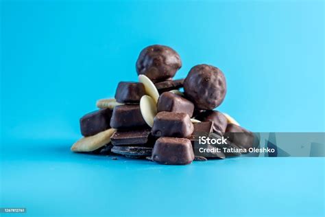 파란 배경에 식욕을 돋우고 맛있는 과자의 더미 초콜릿 화이트 초콜릿 쿠키 건강에 해로운 음식과 설탕의 해의 개념 개념에 대한 스톡 사진 및 기타 이미지 Istock