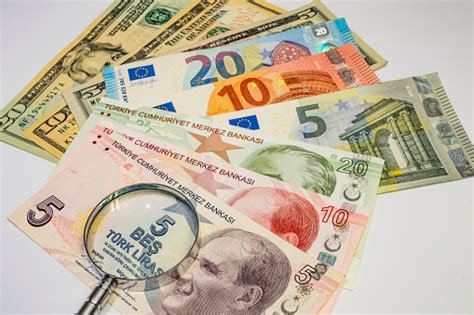 흰색 배경에 돋보기로 미국 달러 터키 리라 및 유로 지폐를 닫습니다 개념에 대한 스톡 사진 및 기타 이미지 개념 경제 계산기 Istock