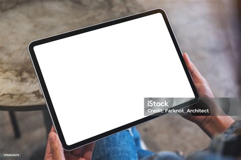 빈 흰색 데스크톱 화면으로 디지털 태블릿을 들고 있는 여성 30 34세에 대한 스톡 사진 및 기타 이미지 30 34세 검은색 공란 Istock