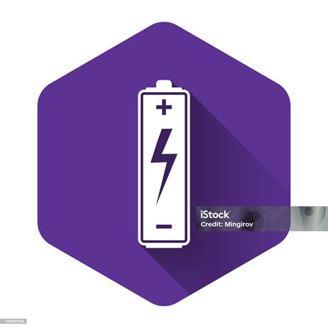 긴 그림자로 분리된 흰색 배터리 아이콘입니다 번개 볼트 기호입니다 보라색 육각 버튼 벡터 일러스트레이션 0명에 대한 스톡 벡터 아트 및 기타 이미지 Istock
