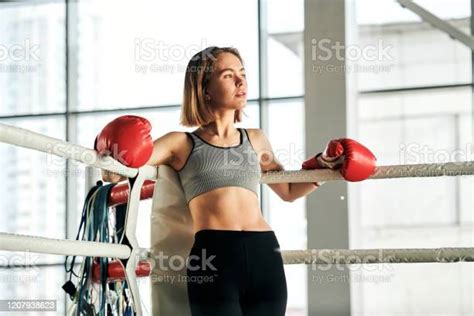 젊은 활성 금발의 여자 에 빨간 권투 장갑 과 트랙 수트 에 기대어 에 바 건강한 생활방식에 대한 스톡 사진 및 기타 이미지