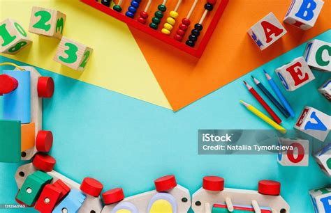 화려한 종이에 나무 아이 장난감 교육 장난감 블록 숫자 편지 기차 유치원 유치원 또는 보육원을위한 장난감 텍스트공간을 복사합니다