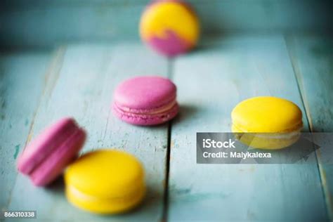 파란색 배경에 질감 누추한 세련 복사 공간을 위한 공간으로 파스텔 컬러 마카롱의 그룹 0명에 대한 스톡 사진 및 기타 이미지 0명 다양 마카롱 Istock