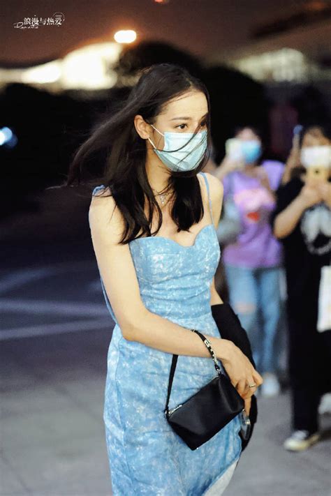 迪丽热巴穿吊带裙现身机场 化淡妆身材一绝 搜狐大视野 搜狐新闻