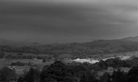 변덕스러운 구름과 흑백 풍경에 햇빛 웬슬리데일 요크셔 데일스 국립 공원 노스 요크셔 잉글랜드 영국 0명에 대한 스톡 사진 및 기타 이미지 Istock