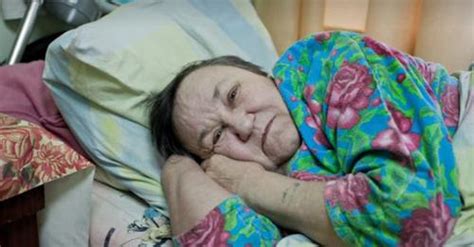 Толя соро мився віку матері і не приходив до неї додому Він довів
