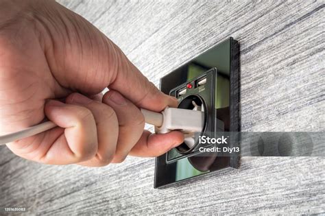 콘센트에서 벽의 전원 공급 장치에 연결합니다 전기 현대 소켓에 플러그를 넣는 손 3 명에 대한 스톡 사진 및 기타 이미지 3 명 3가지 개체 개념 Istock