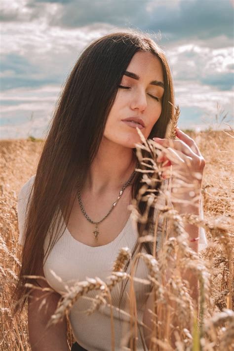 Фотоссесия девушка в поле