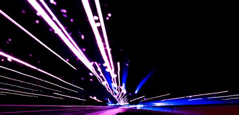 밤에는 곡선 고속도로에서 자동차 라이트 트레일 야간 교통 트레일 모션 블러 교통 헤드 라이트 모션 밤 도시도로 도시 차량 모션 블러로도로를 점등 합니다 가벼운에 대한 스톡