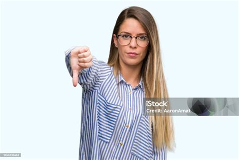 우아한 셔츠와 안경 불행 하 고 화가 거절을 보여주는 제스처 반대와 부정적인 보고를 입고 아름 다운 젊은 여자 나쁜 식입니다 가냘픈에 대한 스톡 사진 및 기타 이미지