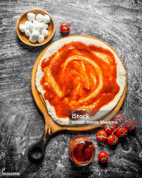 원시 피자입니다 토마토 페이스트 모 짜 렐 라 신선한 토마토와 함께 반죽을 굴려 날것에 대한 스톡 사진 및 기타 이미지 날것 다양 도마 요리 도구 Istock