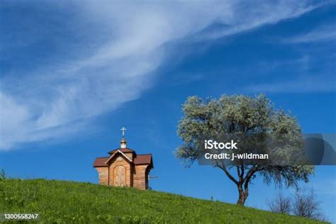 여름 녹색 잔디 언덕 꼭대기에 작은 오래된 나무 예배당 외로운 버드 나무와 구름과 푸른 하늘 0명에 대한 스톡 사진 및 기타 이미지 Istock