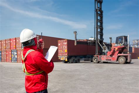가져오기 및 내보내기에 대 한 화물 화물선에서 컨테이너 상자를 로드 하는 포먼 제어 경제에 대한 스톡 사진 및 기타 이미지 경제 공사장 감독 기업 재무와 산업