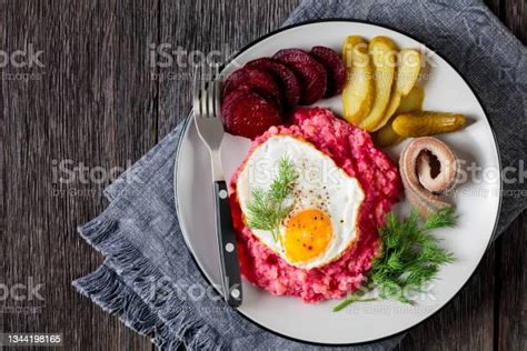 Labskaus 옥수수 쇠고기 튀긴 계란 얇게 썬 사탕무 피클 접시에 청어 독일 요리 함부르크 스타일 플랫 평지에 굴려 비트