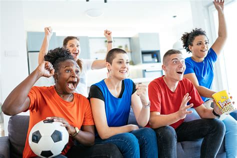 파란색과 빨간색 유니폼을 입고 축구 경기를 관람하고 응원하는 다양한 다민족 축구 팬들 18 19세에 대한 스톡 사진 및 기타 이미지 18 19세 20 29세 25