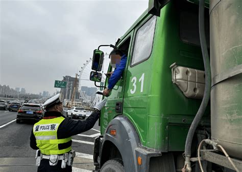 上海交警严查致堵违法 1月至今查获“闯禁”违法17万余起车辆交通高架道路