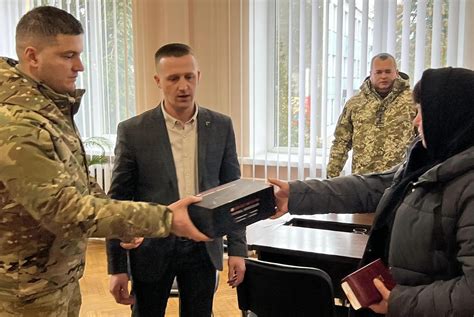 Мамі загиблого Героя України з Рівненщини вручили орден а вона подарувала тепловізор Горинь інфо