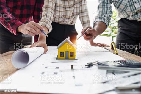 건축가와 엔지니어는 건축 계획을 위한 청사진을 작업하고 엔지니어는 건설 프로젝트를 스케치하고 녹색 에너지 개념을 설계한다 개념에 대한 스톡 사진 및 기타 이미지 Istock