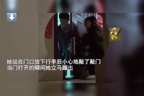 女生瞒着异地恋男友去他家，小心敲开门后瞬间蹦出，下幕令人破防