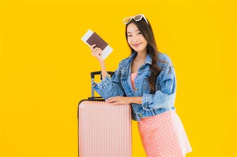 여권과 탑승권 티켓이있는 수하물 여행 가방을 가진 초상화 아름다운 젊은 아시아 여성 가방에 대한 스톡 사진 및 기타 이미지 가방 관광 관광객 Istock