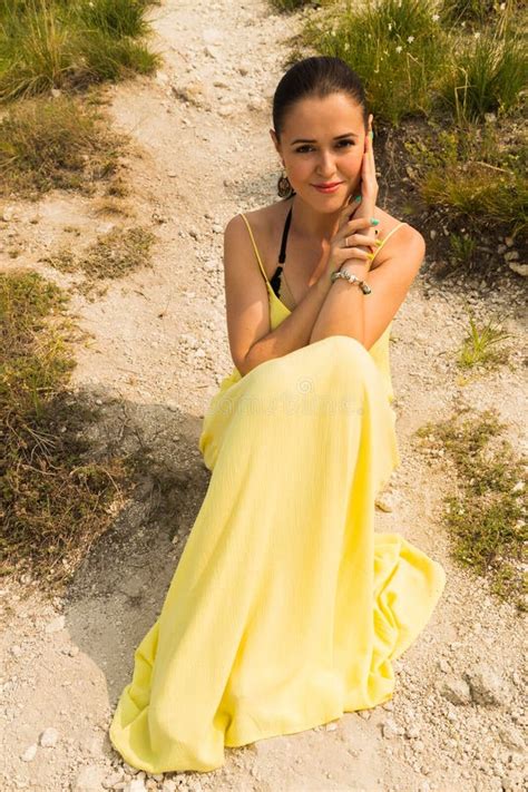 Bella Ragazza Su Una Passeggiata Nel Parco Fotografia Stock Immagine Di Brunette Movimento