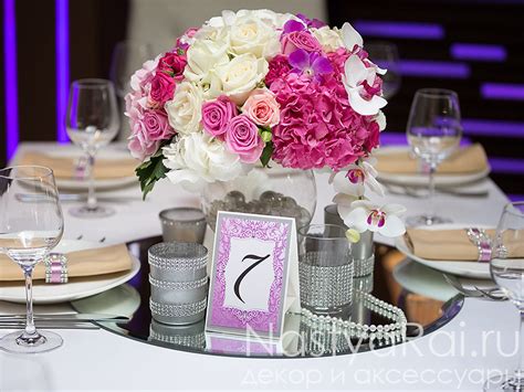 Композиция на стол гостей с розами и орхидеями