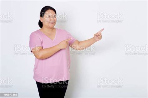 아름다운 아시아 플러스 사이즈 여성은 긍정적인 감정으로 미소를 짓고 행복하고 과체중임을 자랑스럽게 생각합니다 복사 공간이 있는 흰색 배경에 초상화를 촬영했습니다 40 44