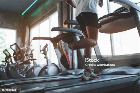 발을 닫고 피트니스 클럽에서 러닝머신을 달리는 스포츠맨 러너 유산소 운동 건강한 생활 방식 체육관에서 훈련하는 남자 스포츠 달리기 개념 체육관에 대한 스톡 사진 및 기타