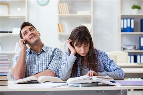 교실 대학에서 앉아서 공부하는 학생들 벡터 배경 및 무료 다운로드를위한 그림 Pngtree