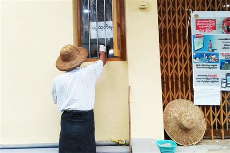 ထီးလင်းမြို့၌ အငြိမ်းစားဝန်ထမ်းများအား ပင်စင်လစာများ ထုတ်ပေးလျက်ရှိ Information And Public