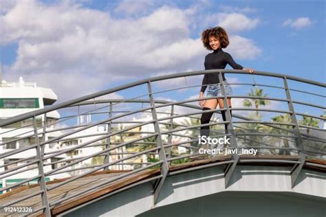 롤러 스케이트 타고 야외 도시 다리에 아프로 헤어스타일 여자 거리에 대한 스톡 사진 및 기타 이미지 거리 건강한 생활방식 곱슬 머리 Istock